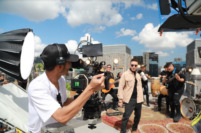 Justin Braham dirige el video "Besos en guerra" de Omar Acedo ...