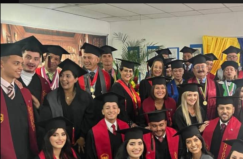 Egresa nueva promoción de la Universidad Bicentenaria - Socialite360