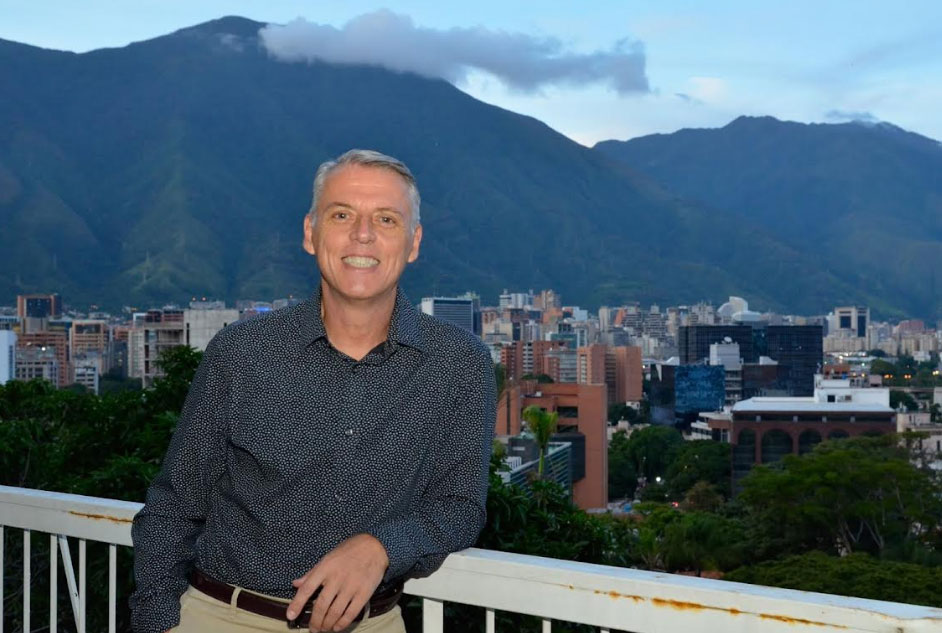 El diplomatico argentino Eduardo Porretti lanzó "La forma exacta de ...