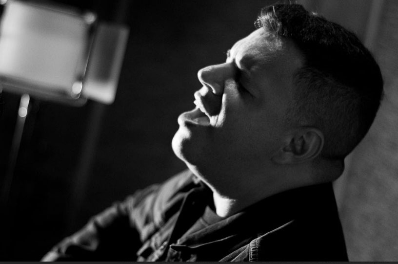 Frank Morón estrena "La Noche Nos Supera" - Socialite360